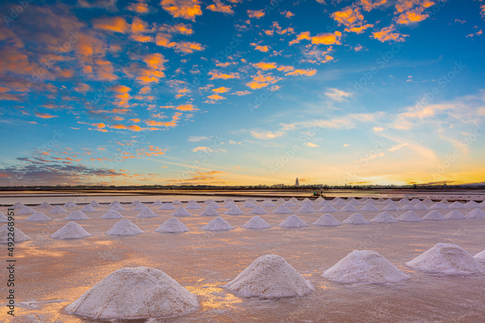 Foto de Salt industry,sunset on a pink salt lake,Sunset salt farming (Naklua) in the coastal ...