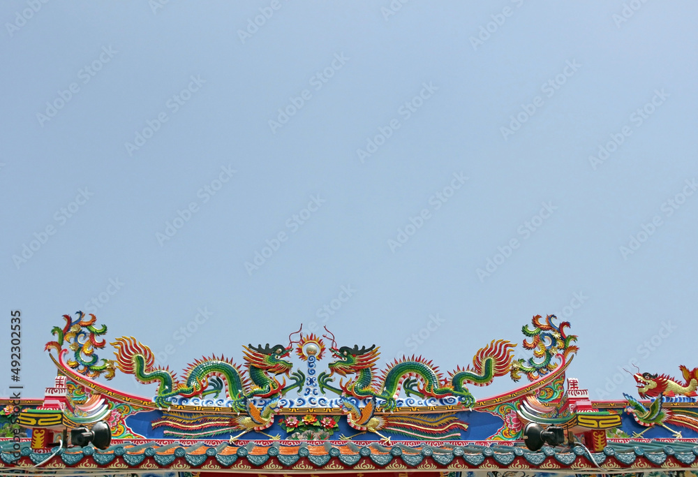 Colorful Chinese dragon statues on the roof of an ancient Buddhist ...