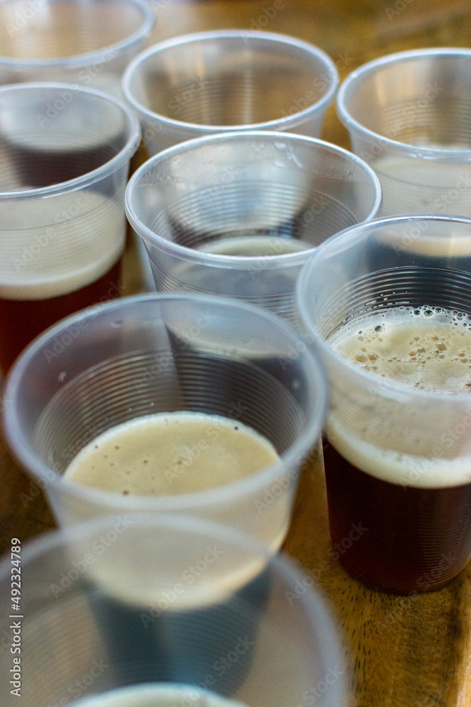vasos de plástico llenos de cerveza. cerveza. vasos de plástico . vasos ...