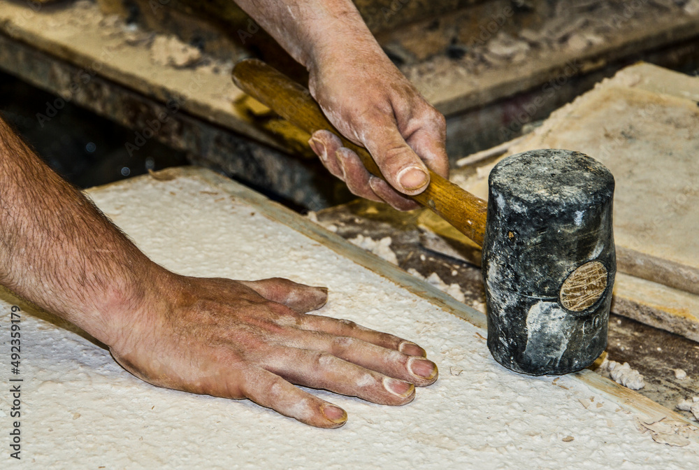 manos de un trabajador trabajando en la construccion Stock Photo ...