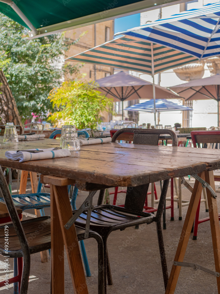 Terrasse de café provençale à l’ombre des parasols Stock-Foto | Adobe Stock