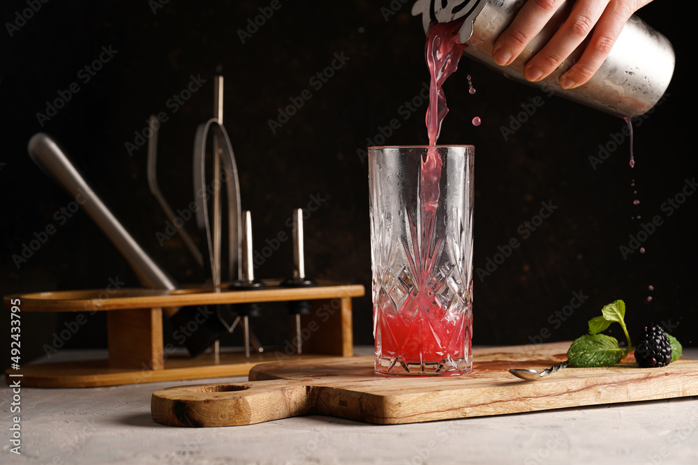 Female bartender hand pouring non-alcoholic mocktail version of the ...