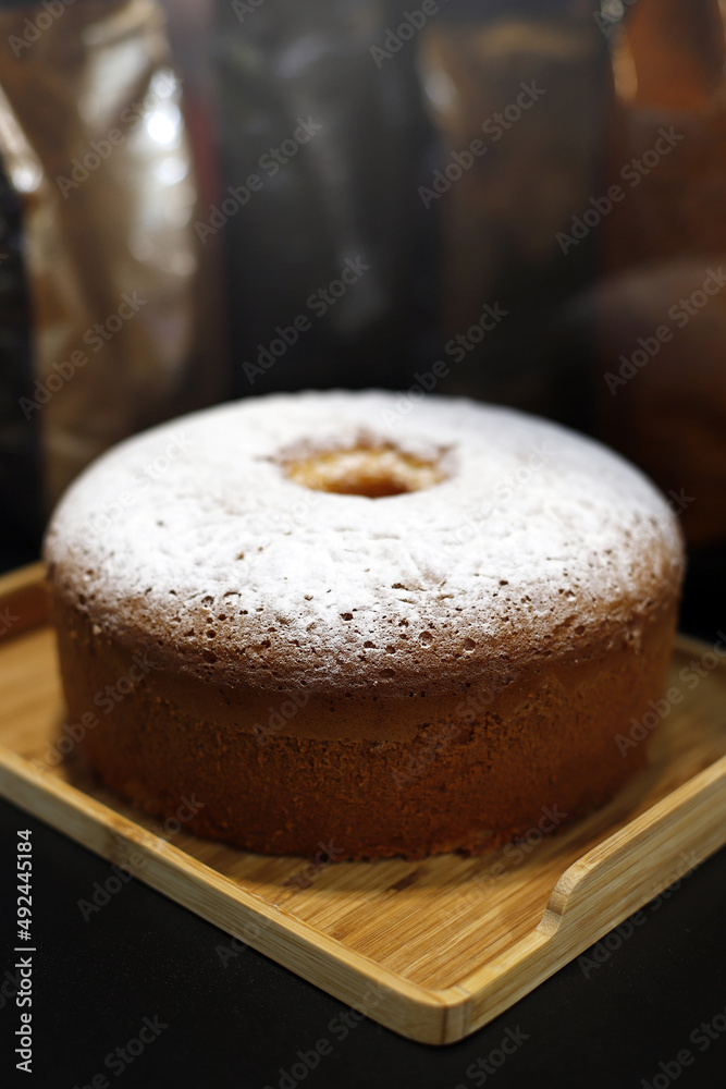 bizcocho redondo tradicional en forma de rosca recién elaborado ...