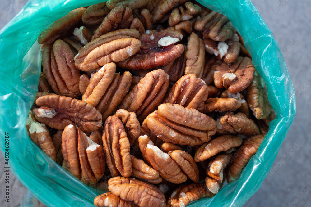 NUEZ ENTERA DE CASCARA DURA EN COSTAL Stock Photo | Adobe Stock