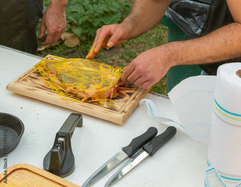 T- bone corte T-bone Manos condimentando corte de res corte de re en ...