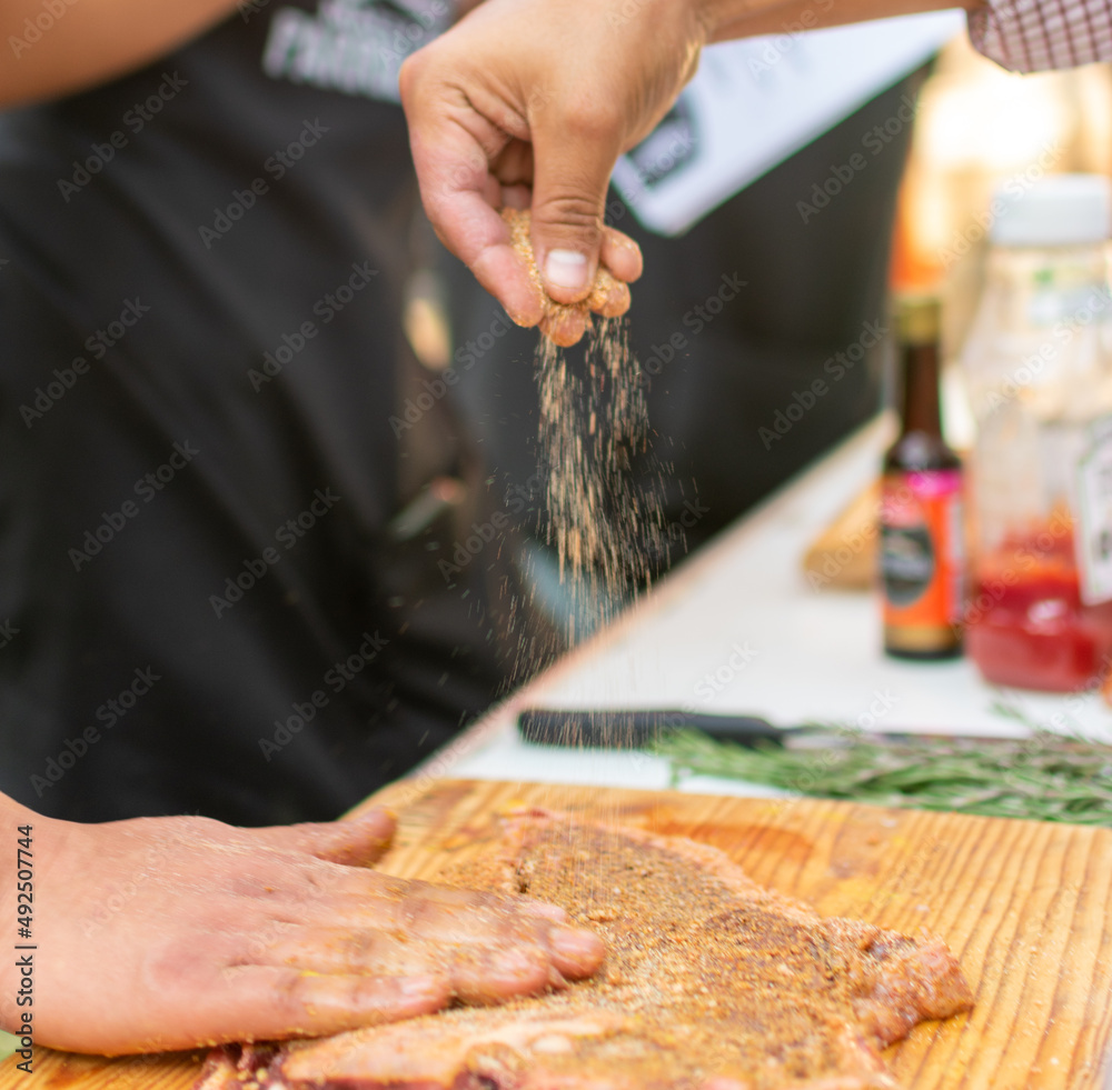 T- bone corte T-bone Manos condimentando corte de res corte de re en ...