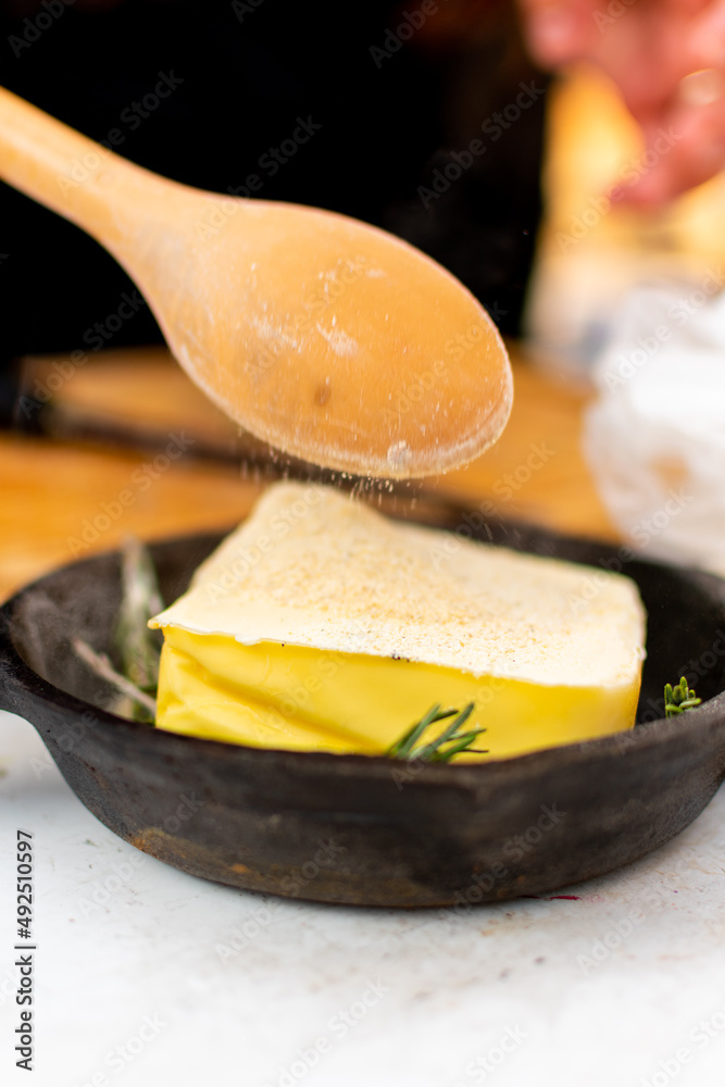 mantequilla derretida con romero en sarten de hierro sobre la parrilla ...