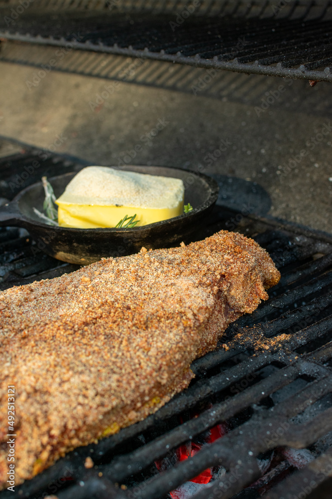 T- bone corte T-bone Manos condimentando corte de res corte de re en ...