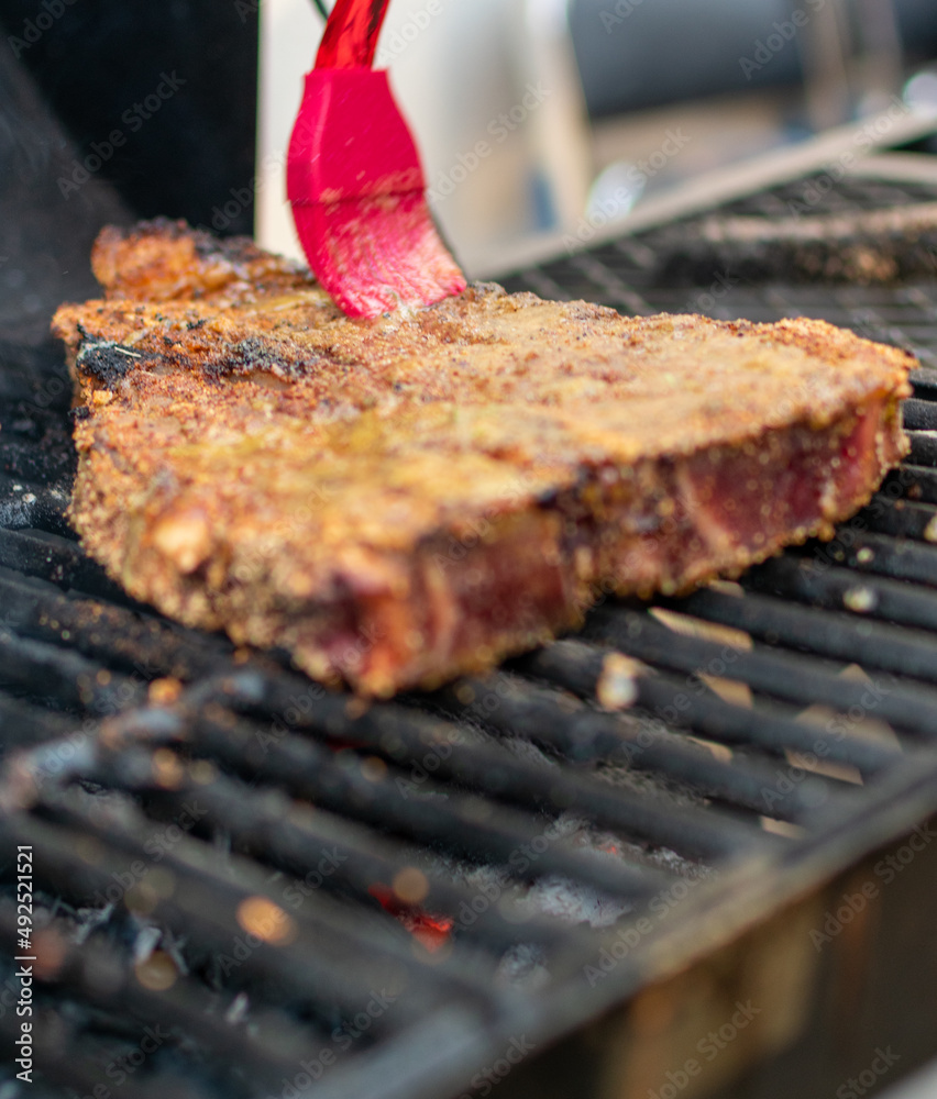 T- bone corte T-bone Manos condimentando corte de res corte de re en ...