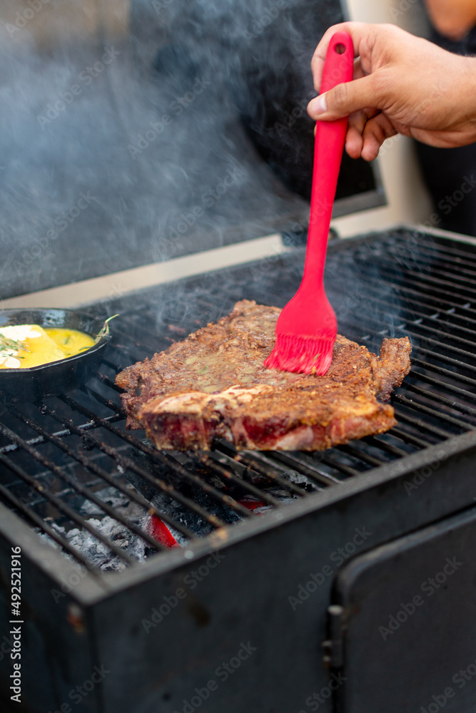 T- bone corte T-bone Manos condimentando corte de res corte de re en ...