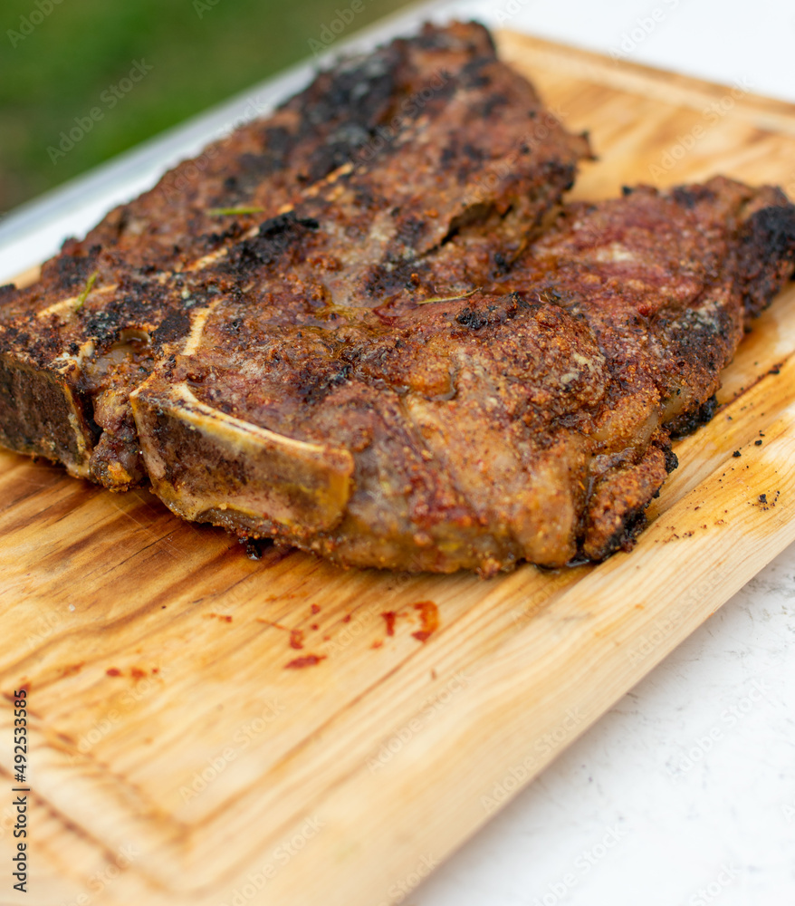 Foto de corte de res T- bone. T bone corte en el asador corte al carbón ...