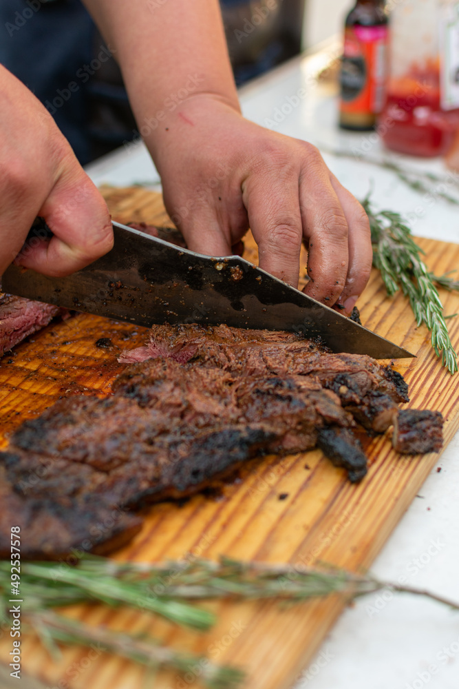 corte de res T- bone. T bone corte en el asador corte al carbón manos ...