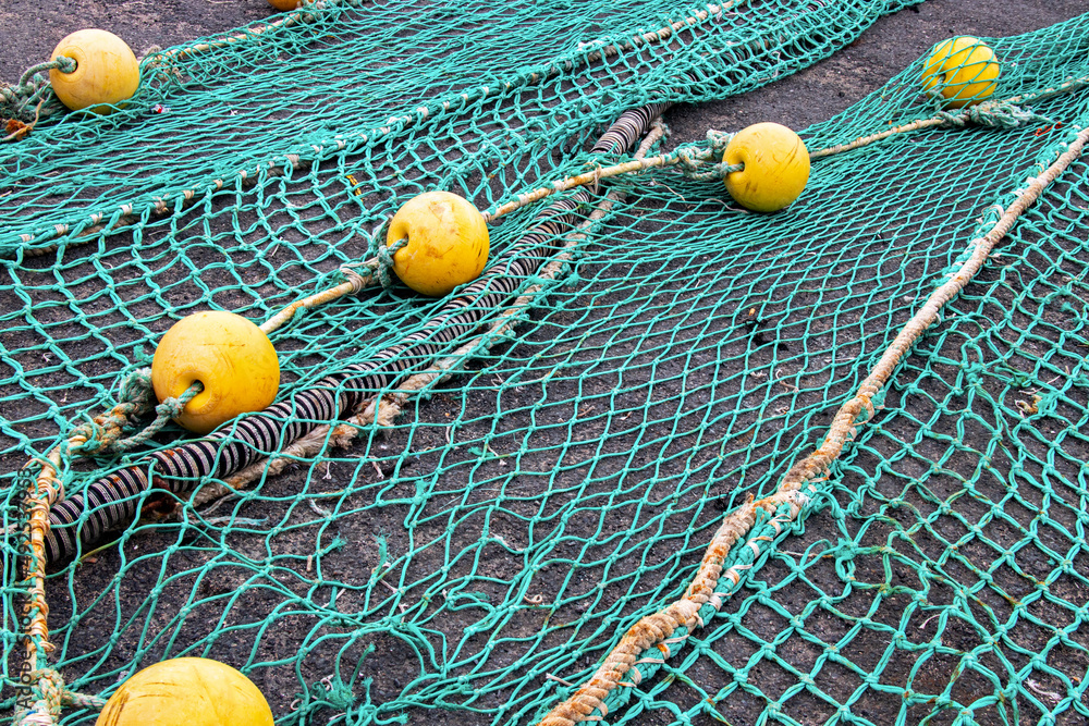Séchage de filets de pêche industrielle au sol Stock-Foto | Adobe Stock