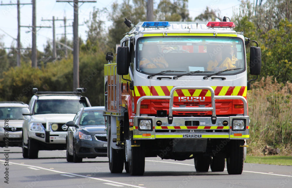 Foto de State Emergency Services Fire and rescue truck driving down a ...