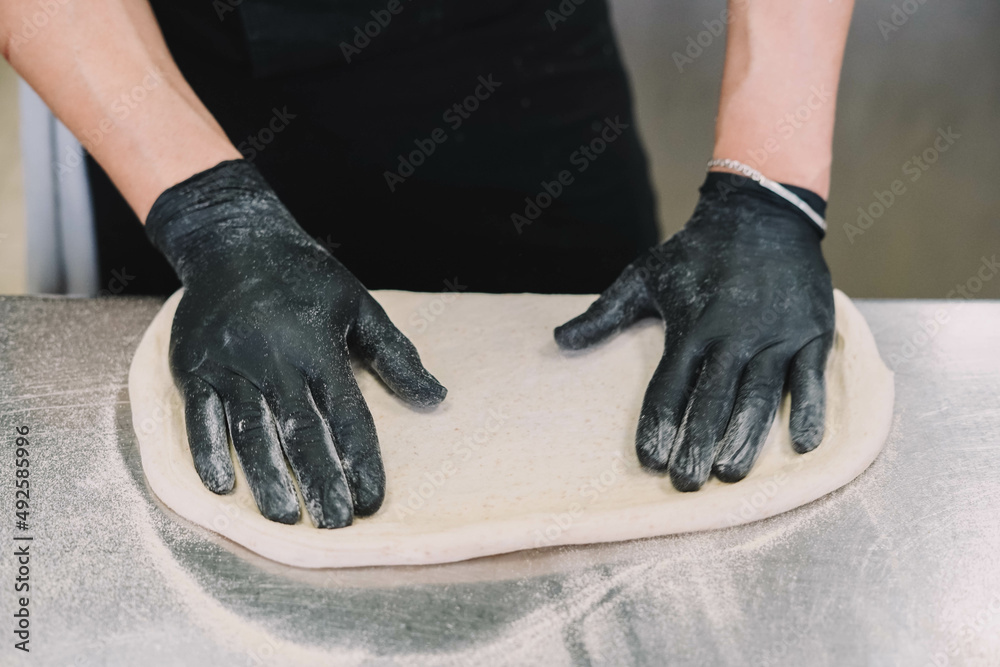 Preparacion de una pizza casera estilo italiano por un especialista ...