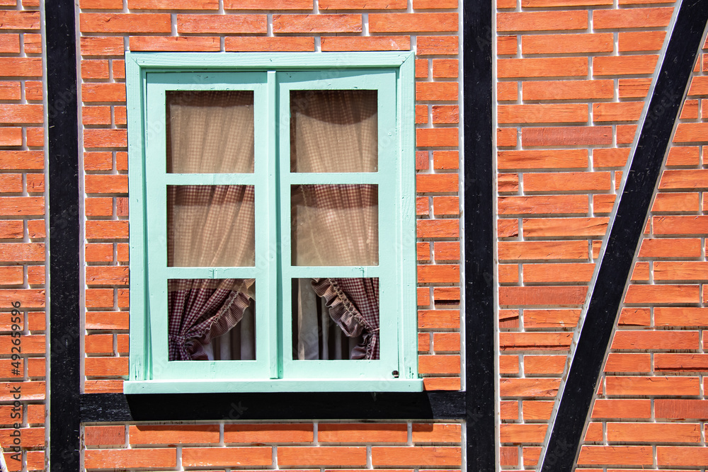 Janela ver antiga com parede de tijolo a vista em casa de arquitetura ...