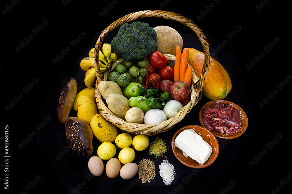 Canasta con comida Stock Photo | Adobe Stock