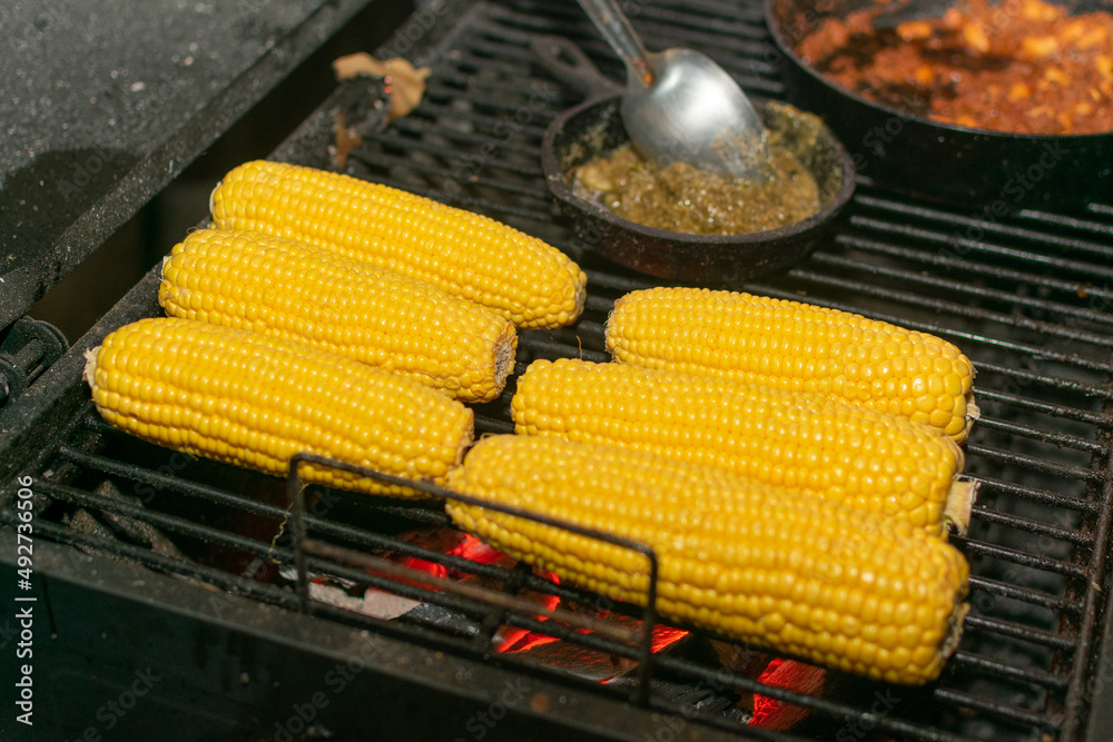 Elote amarillo. elotes amarillos en el asador. elotes cocinándose en el ...