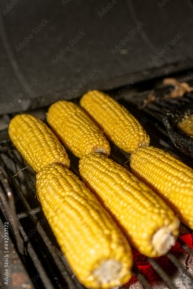 Elote amarillo. elotes amarillos en el asador. elotes cocinándose en el ...