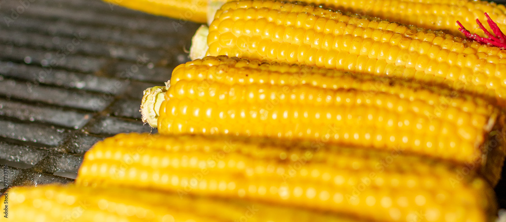 Elote amarillo. elotes amarillos en el asador. elotes cocinándose en el ...
