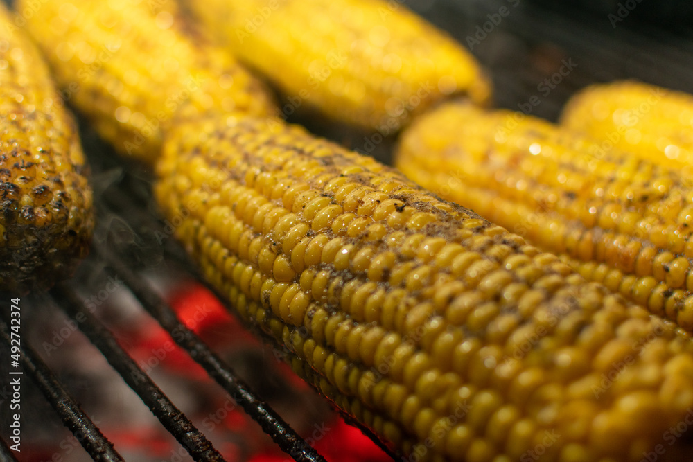 Elote amarillo. elotes amarillos en el asador. elotes cocinándose en el ...