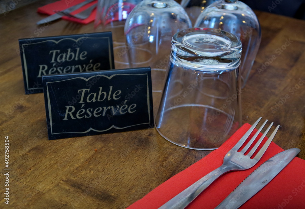 Table réservée. Petit panneau sur table avec verres au restaurant ...