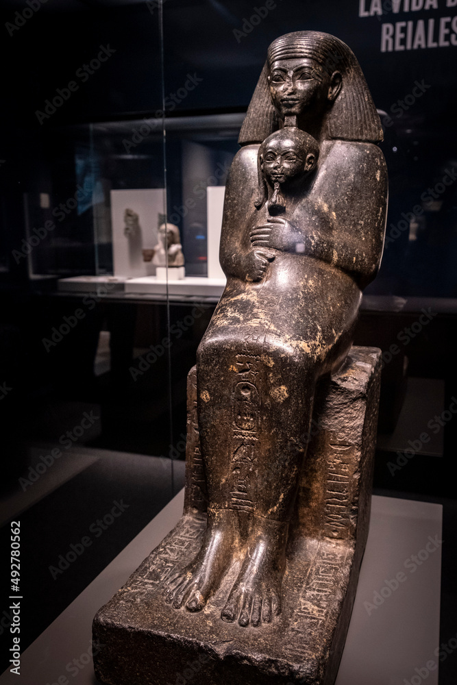 statue of court official Senenmut with princess Neferure, granodiorite ...