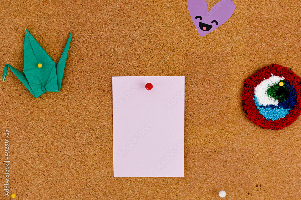 Pin board with pink blank reminder paper note. Fun stickers and tsuru ...
