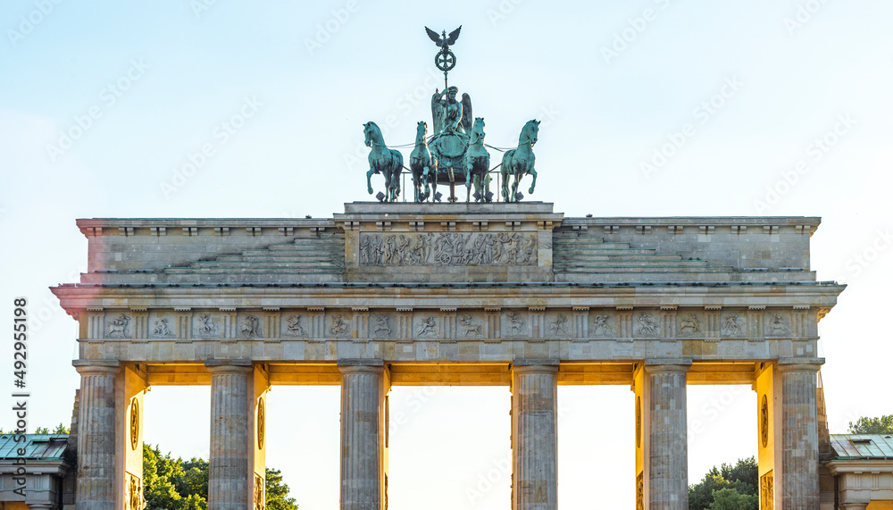 Foto de The Brandenburg Gate is an 18th-century neoclassical monument ...