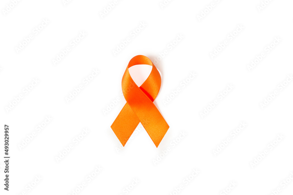 Lazo naranja sobre un fondo blanco liso y aislado. Vista superior y de ...