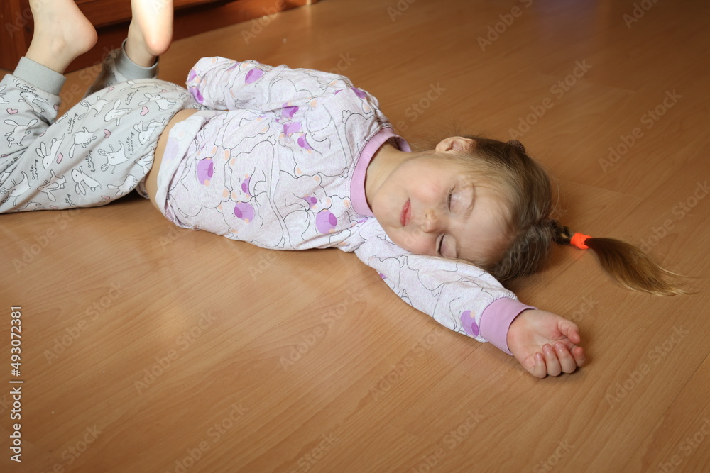 Little girl portrait ah home, girl laying on floor in piyama and ...