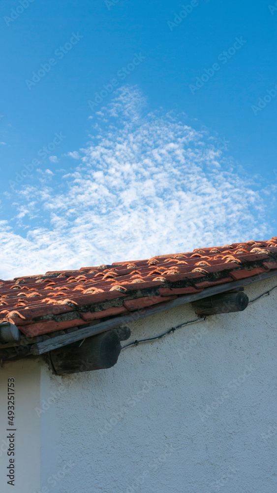 Tejado de tejas de barro en casa rural y nube en el cielo Stock Photo ...