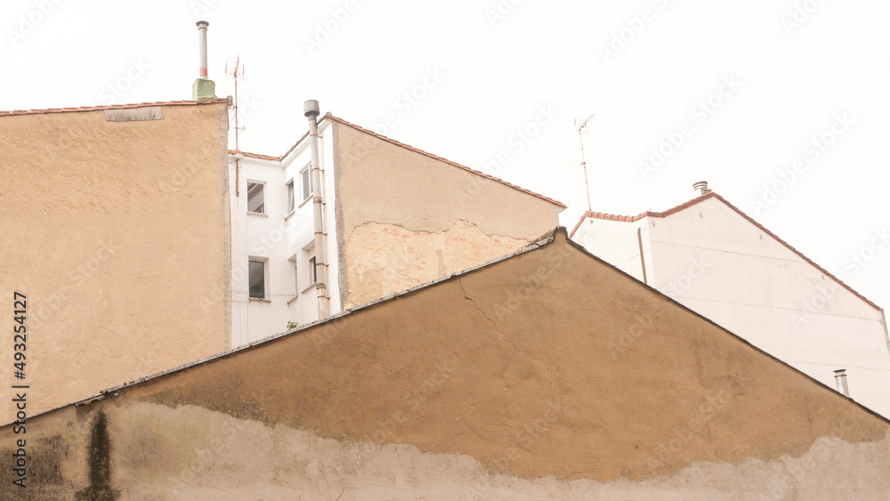 Pared deteriorada de casa entre edificios Stock Photo | Adobe Stock