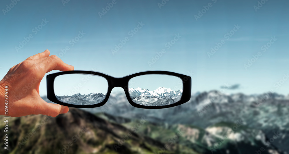 Scharfe sicht durch eine Brille in die Ferne Stock Photo | Adobe Stock