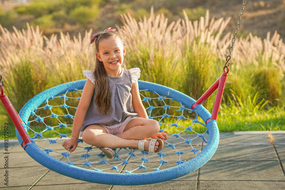 Niña divertida jugando en parque emocionada feliz contenta jugando el ...