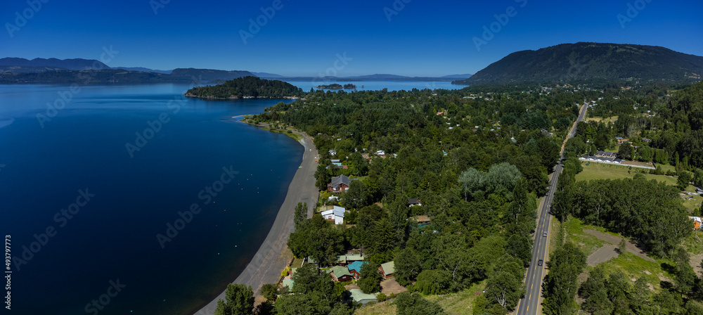 Parcelas frente a lago Calafquen en el sur de Chile. Entorno natural ...