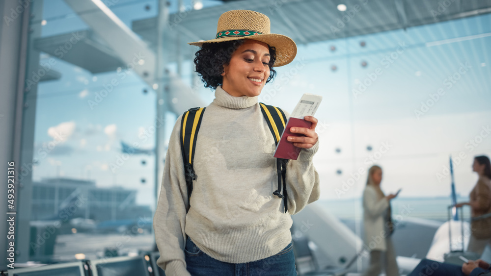 Fotografia do Stock: Airport Terminal: Happy Traveling Black Woman ...