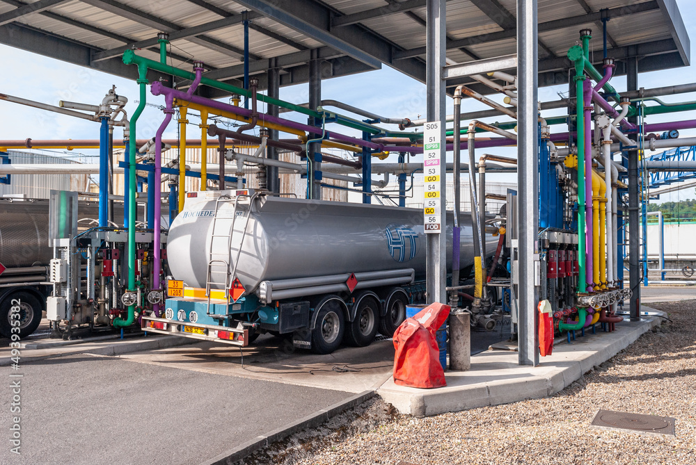 Dépot de carburant et engrais liquide, Rubis Terminal à Rouen. Postes ...