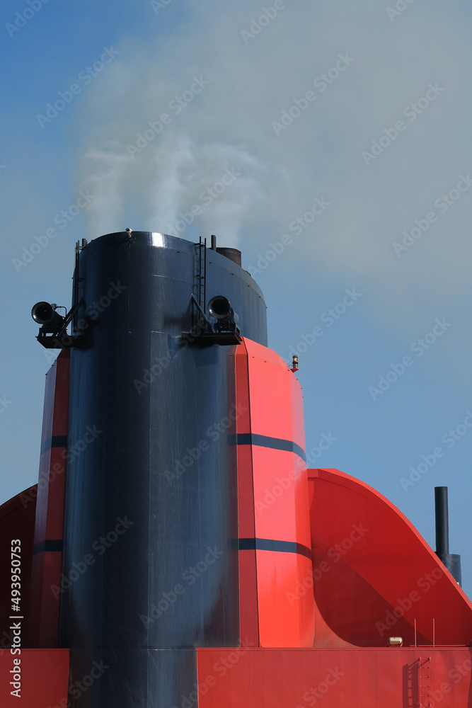 Foto de Red and black funnel of classic ocean liner cruise ship Cunard ...