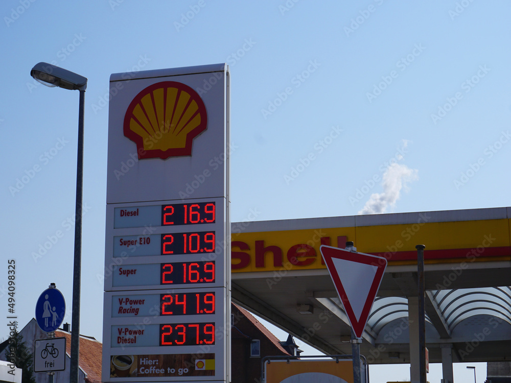 Preistafel an einer Shell Tankstelle in Deutschland mit sehr hohen ...