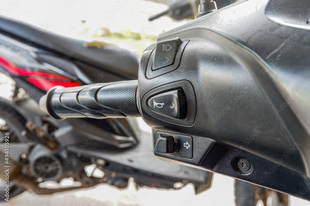 Horn button, high beam button, low turn signal button on left handle ...