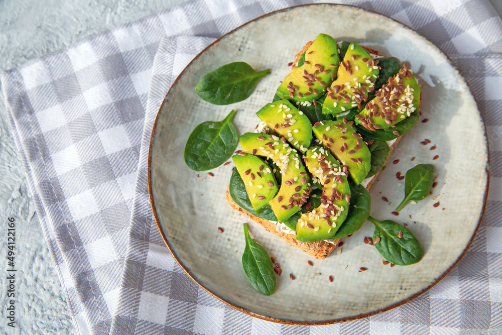 Foto de Toast with avocado, cottage cheese, spinach, sesame seeds, flax ...