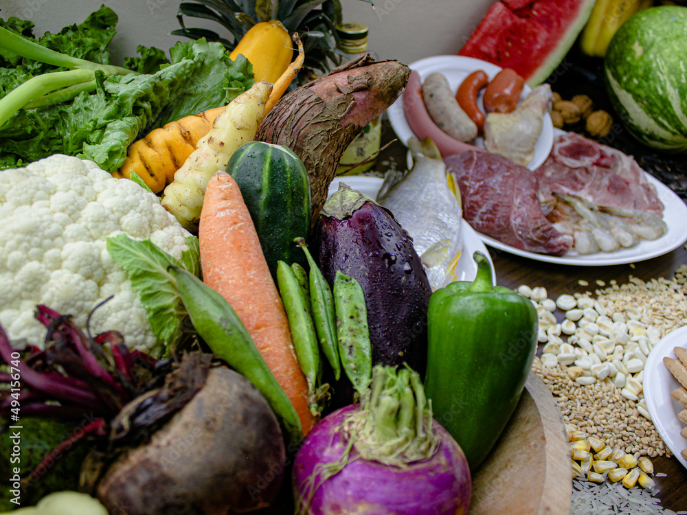 Poster Alimentos variados en bodegón, proteína, frutas y verduras ...