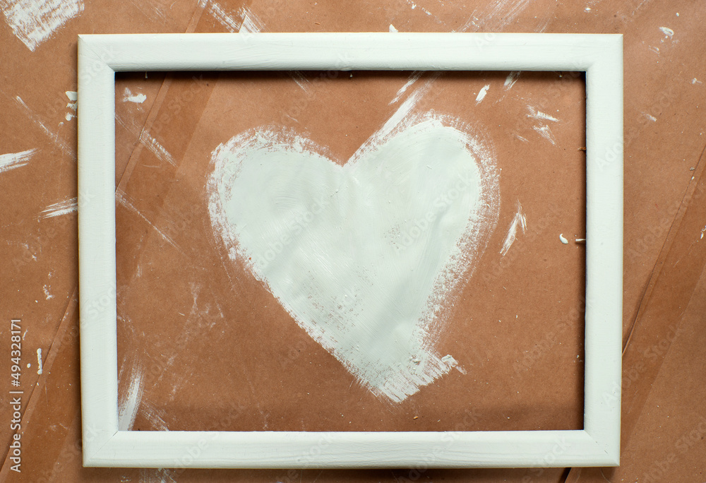 Corazón dibujado con pintura tiza sobre papel kraft enmarcado con marco ...