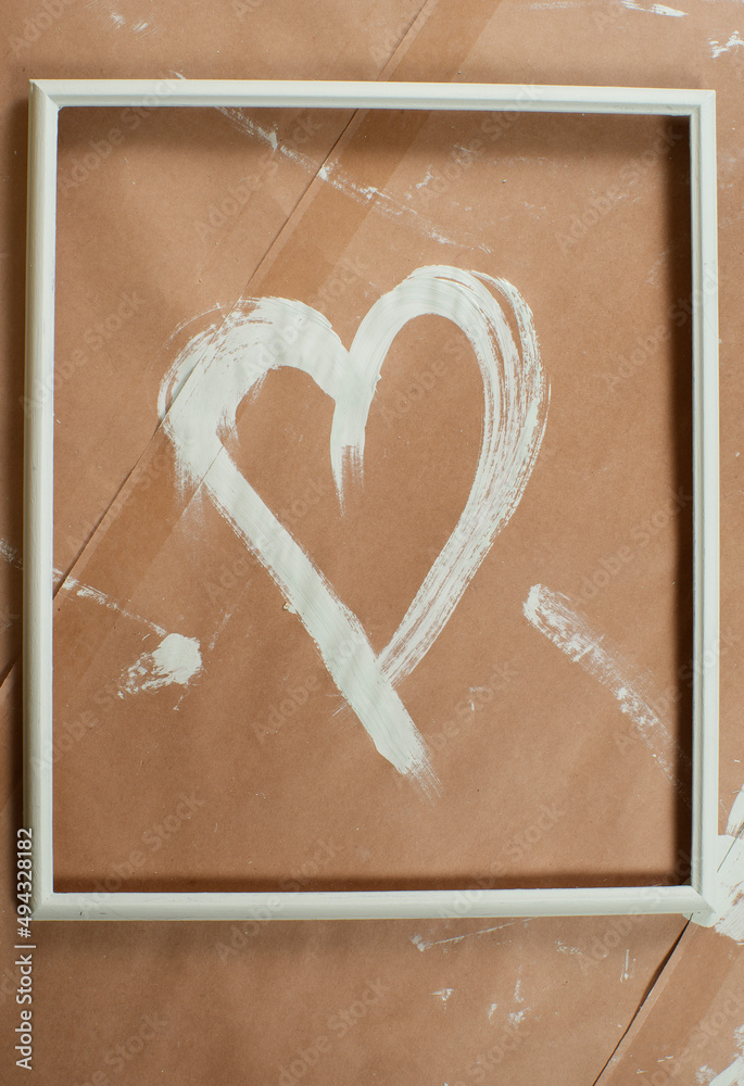 Corazón dibujado con pintura tiza sobre papel kraft enmarcado con marco ...
