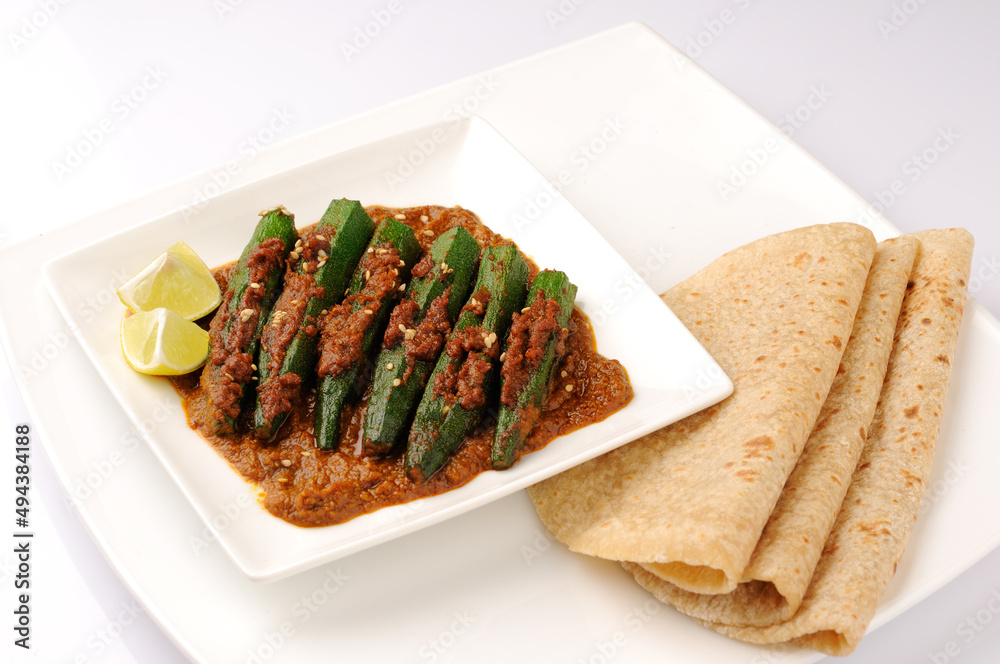 Foto de Indian style Masala Sabji OR Sabzi of fried Bhindi OR Okra also ...