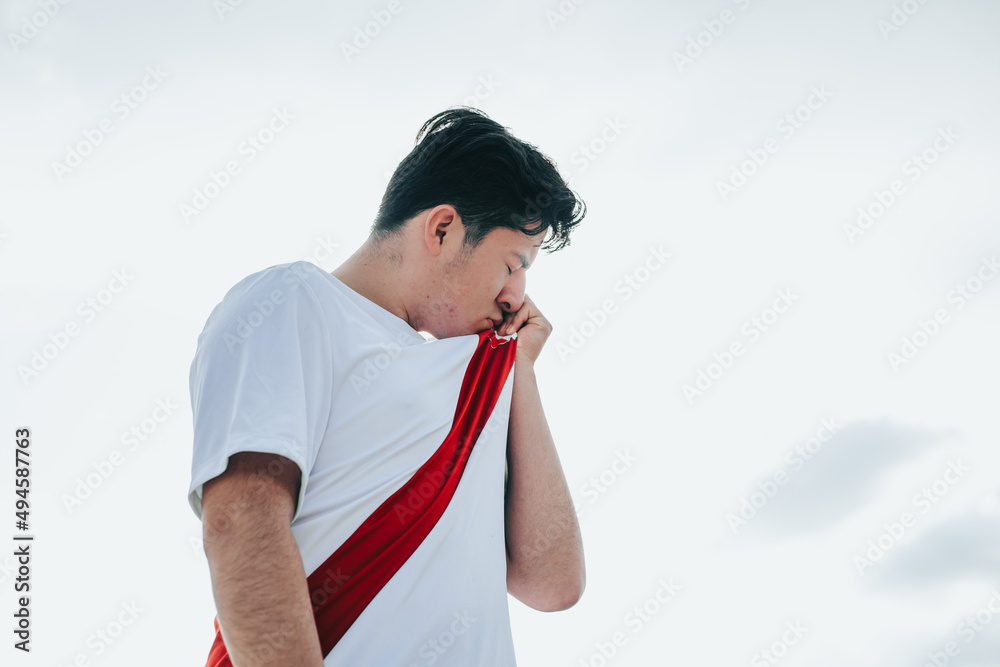 Foto De Fan De La Selección De Perú Besando Su Escudo Fan De Perú Concepto De Futbol Do Stock