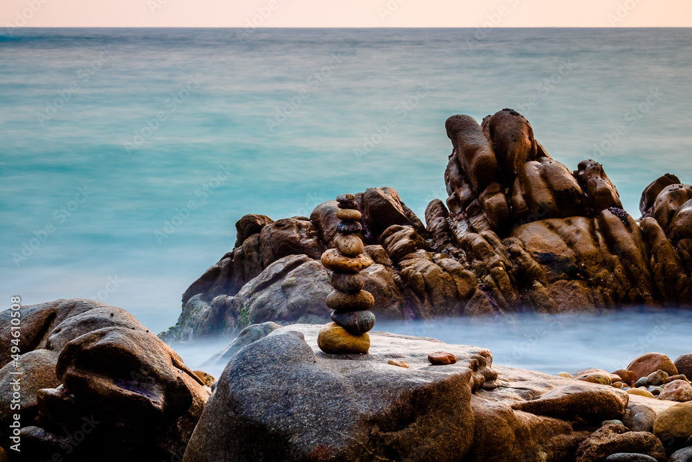 rocas apiladas para ejercicio de meditación en la playa fotografía ...