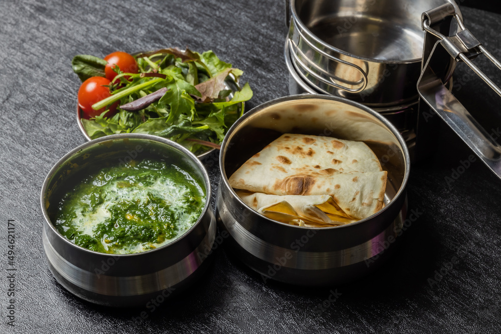 典型的なインドのカレーとナン Typical Indian curry set Stock Photo | Adobe Stock