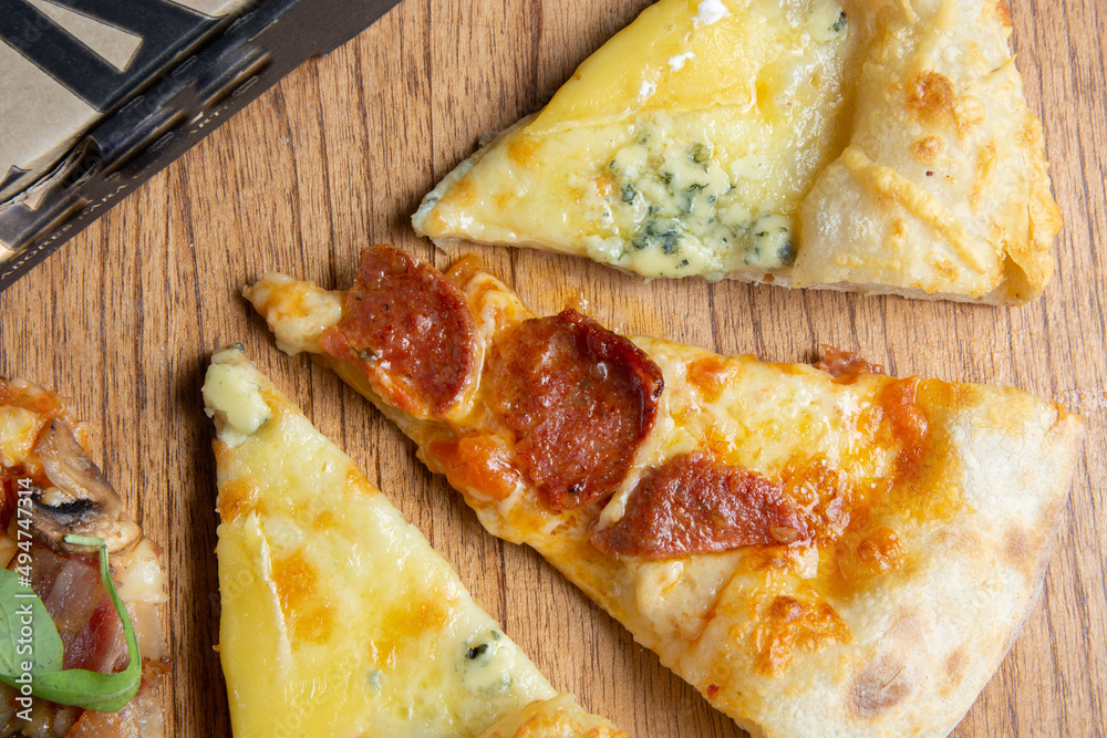 tres porciones de pizza cortadas para comer Stock Photo | Adobe Stock